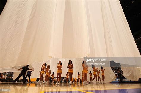 Los Angeles Lakers Dance Team Cheerleaders On Court Before Game Vs News Photo Getty Images