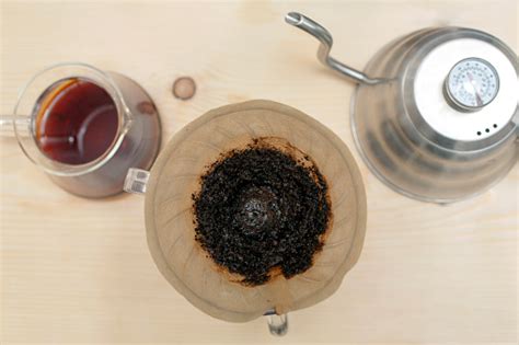 테이블에 김이 필터 드립 스타일에서의 커피 똑 만들기 김이 물방울 스타일에서 아라비 카 커피를 양조 최고의 볼 수 있습니다 선택적 초점입니다 0명에 대한 스톡 사진 및 기타