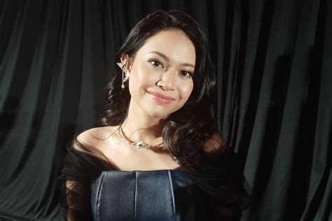 Foto Hanggini Bahagia Bisa Rasakan Puasa Pertama Bareng Suami