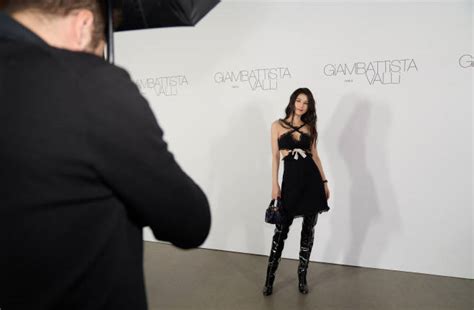 黄圣依巴黎时装周造型曝光 穿黑色薄纱吊带好性感 搜狐大视野 搜狐新闻