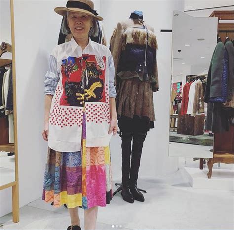 周杰倫曬媽媽葉惠美照片 穿潮服擺pose超時尚 每日頭條