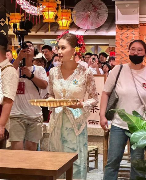 34岁何超莲穿娘惹服出席活动，骨相优越化淡妆也很美，气质颜值不输女明星