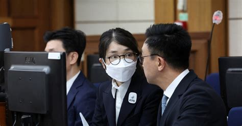 ‘이우환 그림 뇌물 혐의 김건희 4시간30분 만에 조사 종료