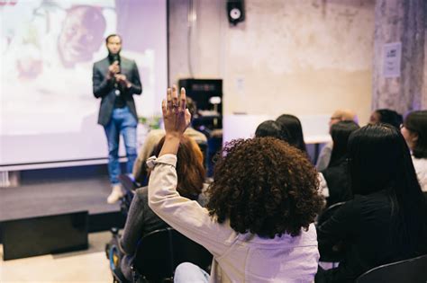 컨퍼런스에서 다양한 청중을 위한 프레젠테이션을 하는 기업가 25 29세에 대한 스톡 사진 및 기타 이미지 25 29세 30