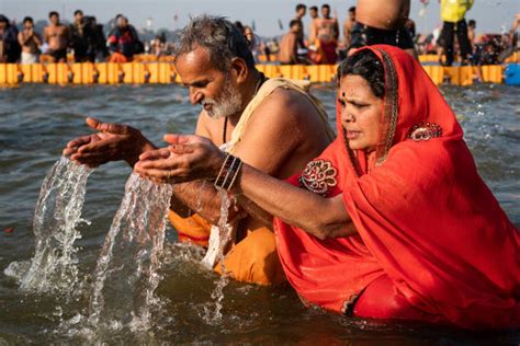 280 Ritual India Mujer Tomando Un Baño En El Río Ganges Fotografías De