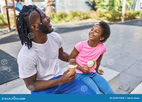 Padre E Hija Comiendo Helados Sentados Juntos En El Banco Del Parque Foto De Archivo Imagen De