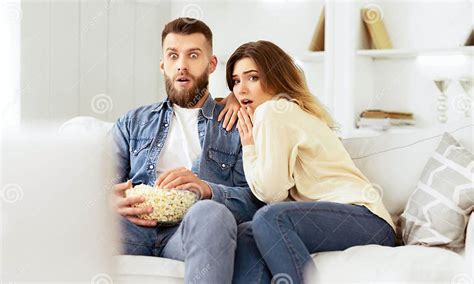 Casal Assistindo Filme De Terror Passar O Fim De Semana Em Casa Imagem