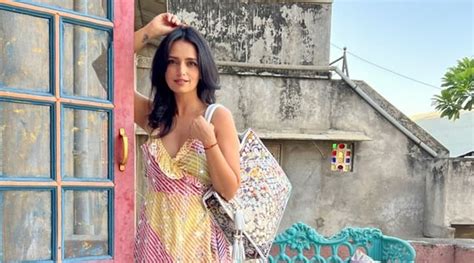 Watch Roshni Chopra Demonstrates Three Chic Ways To Style A Kaftan
