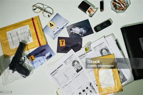 Investigating Crime Scene Evidence On Office Desk Setup 照片檔及更多 檯 照片