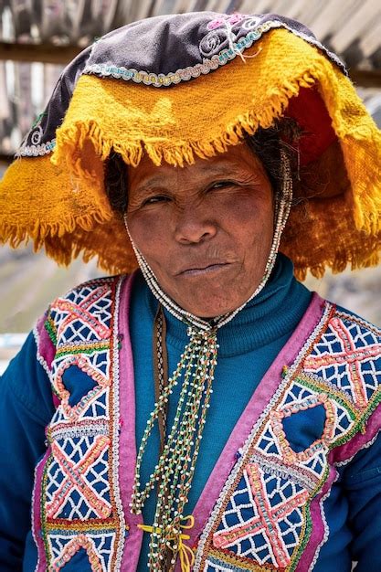 Premium Photo Cuscoperu 11102023 Portrait Of A Peruvian Woman In