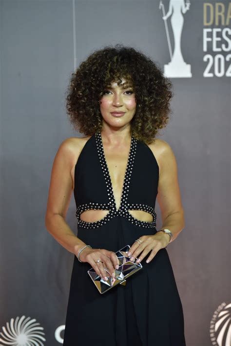 ظهور غريب للفنانة ندى موسى بمهرجان القاهرة لقطات