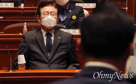 오마이포토 대통령 시정연설 앞두고 의총서 눈 질끈 이재명