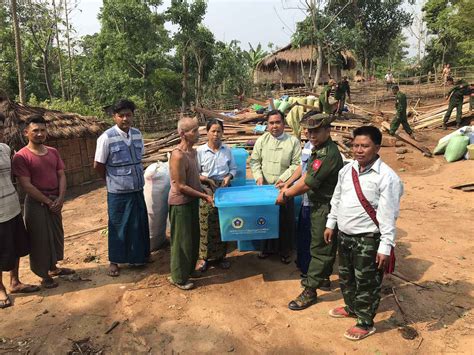 မိုင်းဆတ်မြို့၌ လေဘေးသင့်ပြည်သူများအား ထောက်ပံ့ပစ္စည်းများပေးအပ