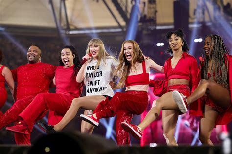 Taylor Swift Siste Gang The Secret Roles Taylor Swifts Girl Gang Play