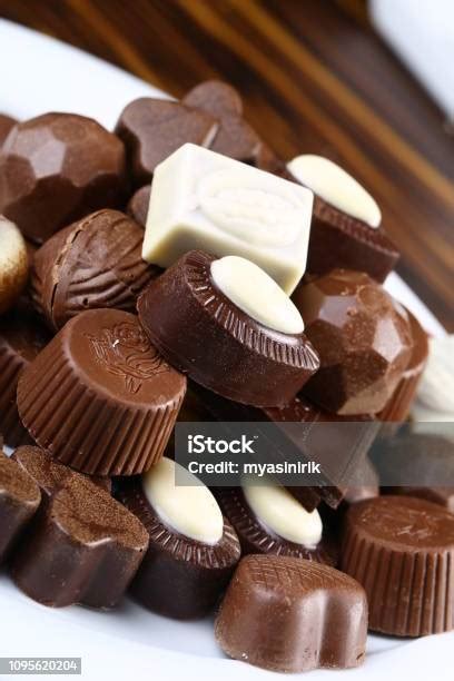 우유와 다크 초콜릿 트 뤼 플 0명에 대한 스톡 사진 및 기타 이미지 0명 갈색 개체 그룹 Istock