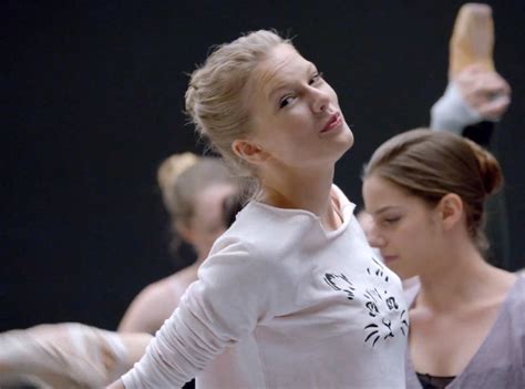 Taylor Swifts Shake It Off Style
