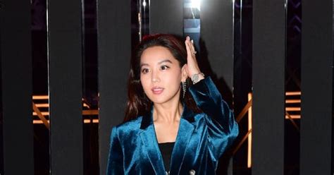 사진 김희정 머릿결 넘기며