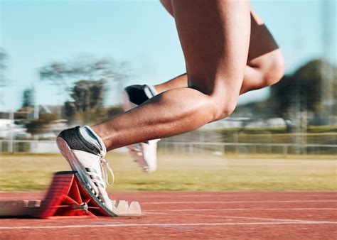 Comience A Correr Y Acelerar Con Zapatos De Persona En La Pista De