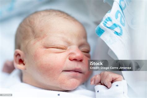 출산 병원에서 몇 시간 동안 생활하는 잠자는 신생아의 얼굴과 작은 손의 초상화 출생 새로운 삶과 미래 개념 1개월에 대한 스톡