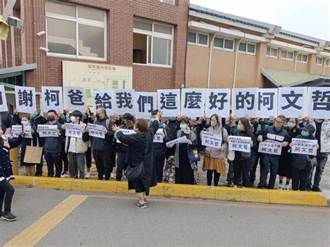 柯爸告別式》柯弟柯宇謙捧牌位送最後一程 陳佩琪鞠躬感謝支持者