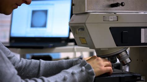 Vidéo Un Microscope Raman Multimodal à Grande Transformée De Fourier