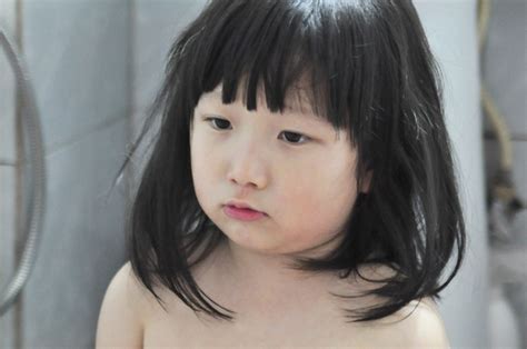 아이일상목욕하기 물 받은 다라에 앉아 목욕하는 개구쟁이 ~ 네이버 블로그