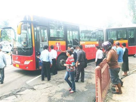 2 Bus Transjakarta Mogok Di Pgc Cililitan Dan Daan Mogot Lalin Macet