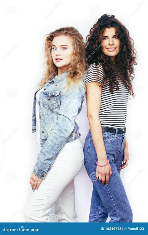 Joven Muchachas Bellas Amigas Con Pelos Rubios Y Morenitas Rizadas