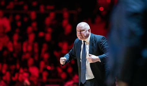 Šeškus Su Sūnumi Ir Jonaviškių Kapitonu Pažindinosi Su Liaudies Kritika Krepšinislt