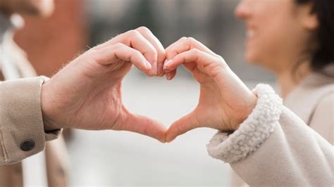 Pareja Sonriente Haciendo Forma De Corazón Con Sus Manos Foto Gratis