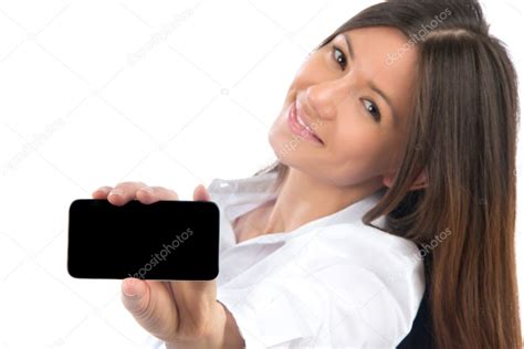 mulher mostrando a exibição de seu novo toque móvel celular Stock Photo dml5050 9333435