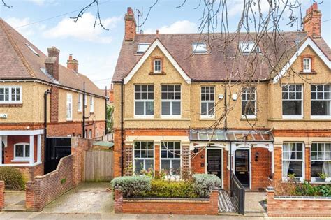 One For All You Sex And The City Fans This Bedford House Has A Walk In