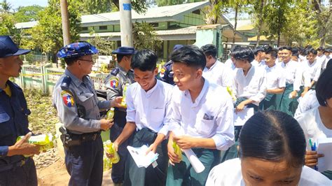 မင်းလှမြို့၌ တက္ကသိုလ်ဝင်စာမေးပွဲဖြေဆိုသည့် ကျောင်းသား သူများကို Royal