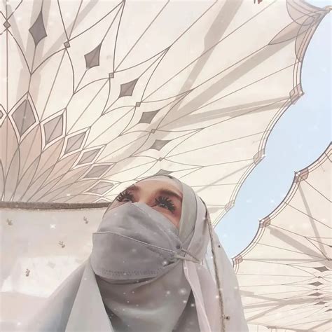 6 Potret Paramitha Rusady Di Tanah Suci Bertepatan Dengan Momen Ulang