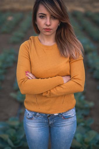 Wanita Petani Muda Di Kebun Foto Stok Unduh Gambar Sekarang Aktivis
