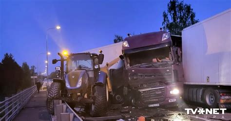 Foto Un Video No Avarējušās Tehnikas Gaujā Ieplūdusi Degviela