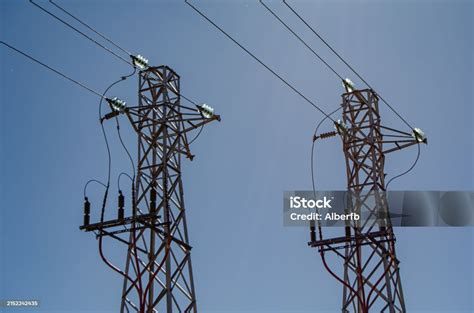 타워 및 고전압 전력선 배전소 고전압 전기 전송 타워 전력선 및 변압기가 있는 배전 변전소 2024 0명에 대한 스톡 사진 및 기타 이미지 Istock