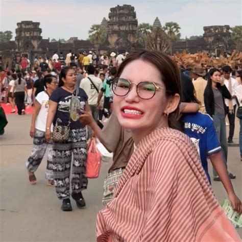 ចេមកបកស្រាយហើយ ប្តីគាត់ ប្រូ សូនី ដែរមានបងប្អូនយើងខ្លះ ថាចេ មាន សាហាយ ចេមកបកស្រាយហើយ