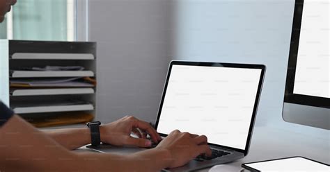 인터넷에서 정보를 검색하기 위해 노트북 컴퓨터를 사용하는 청년의 잘린 샷 사진 Unsplash의 컴퓨터 이미지