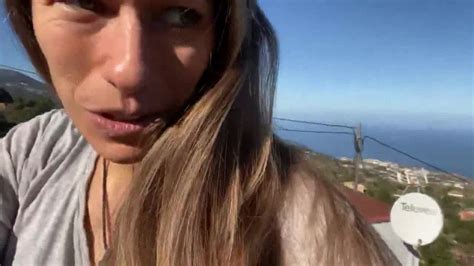 Woman Crazy Shit On Rooftop Railing 中文