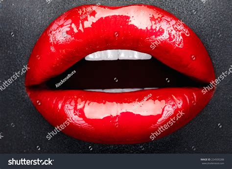 60 Red Lips Background