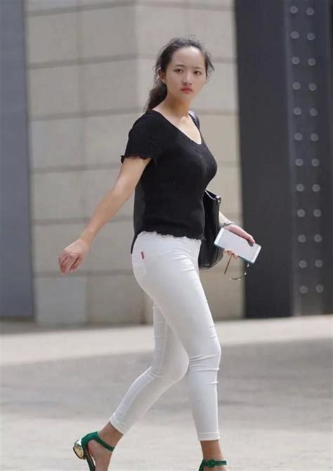 街拍：丰满小姐姐展示傲人身材，完美曲线让人着迷百家号小姐姐身材新浪新闻