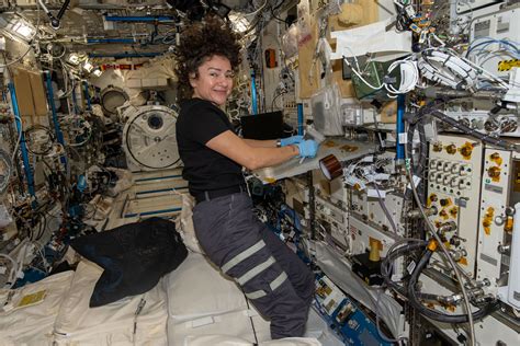 Nasa Astronaut Jessica Meir Processes Samples For The Star Flickr