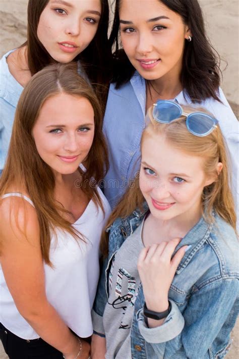 Vier Beste Meisjes Die Camera Samen Bekijken Mensen Levensstijl