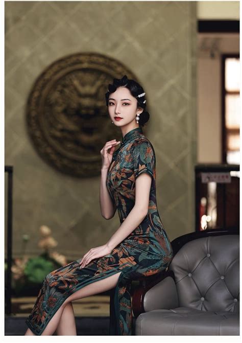 Vintage China Autumn Cheongsam In Green And Black Classic Flower