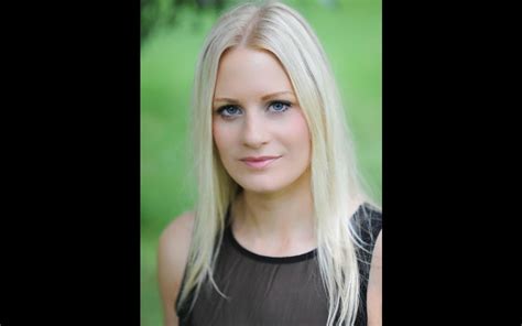 Blonde Mic Scrolller