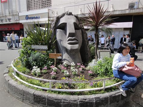 Moyai Statue モヤイ像 Dick Thomas Johnson Flickr