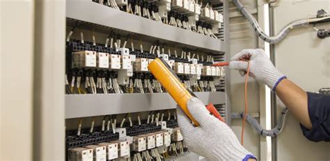 Technicians Use Multimeter To Test Or Diagnose Electrical Control
