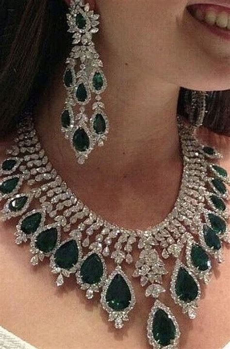 Pin By 💕 Reveuse💕 On ⭐️ Women In Green ⭐️ Bridal Diamond Necklace