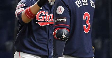 사진 한동희화끈한 투런포였죠